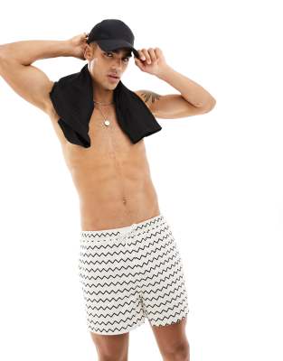 River Island – Gräddvita, sicksackmönstrade badshorts, del av set | ASOS