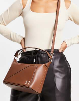 River Island - Sac bandoulière forme carrée asymétrique - Marron | ASOS