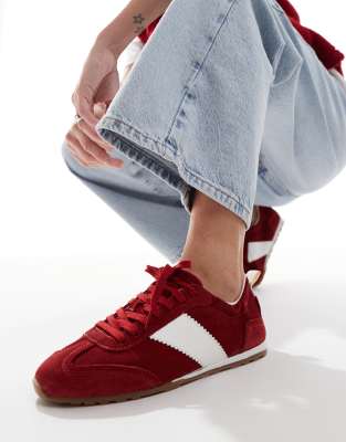 schuh - Meredith - Baskets en daim - Rouge | ASOS