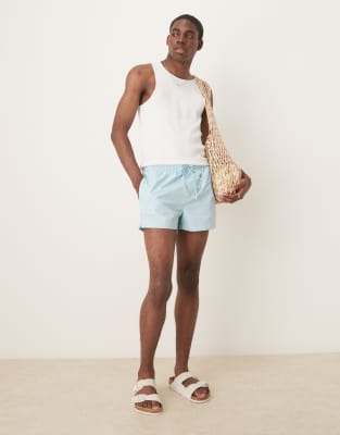 Shorts de baño azul claro con cordón ajustable y detalle de cinta de ...