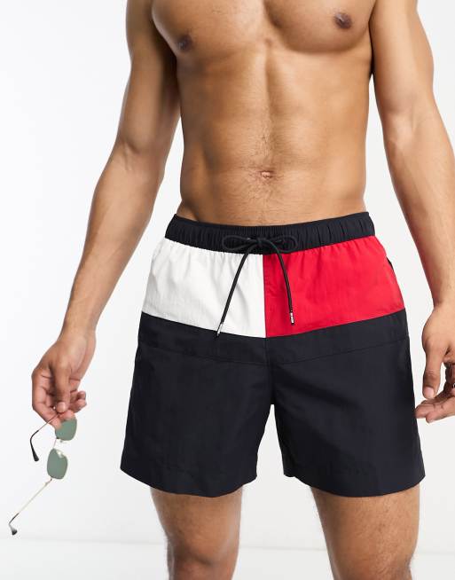 Shorts de baño azul marino de largo medio con diseño color block y ...