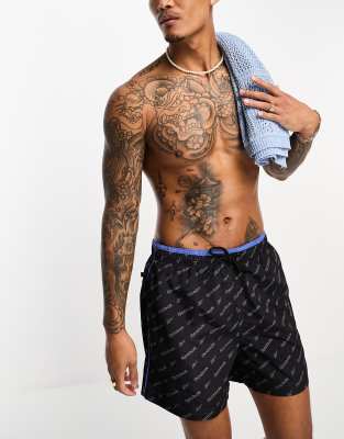 Shorts de baño negros con estampado integral del logo Webb de Reebok | ASOS