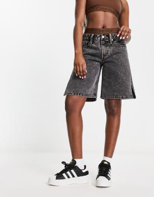Signature 8 – Blekgrå, knälånga jeansshorts med sidoslits | ASOS