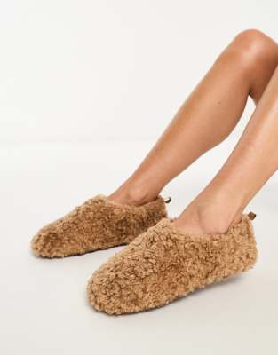 Simmi London Cuddle slippers in beige | ASOS