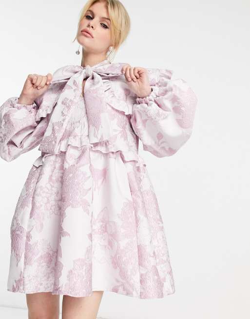 Sister Jane - Robe courte avec col et nœud en jacquard à fleurs - Rose pâle fleuri | ASOS