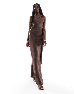 Six Stories - Robe longue de demoiselle d'honneur asymétrique en satin avec détail nœud - Marron ...