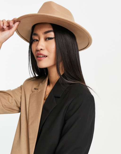Sombrero fedora de color crema de In The Style x Perrie Sian | ASOS