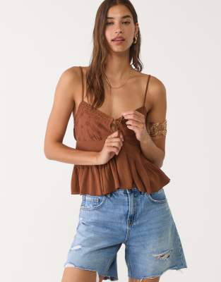 Stradivarius – Brun topp med broderi och stor volang | ASOS