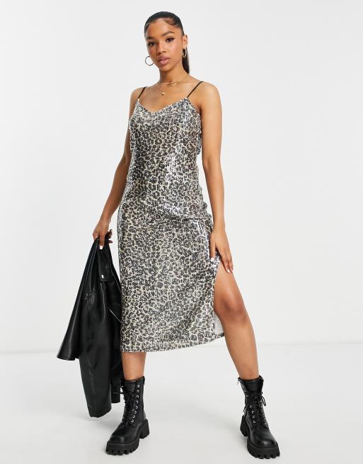Stradivarius - Hero - Robe nuisette à sequins et motif animal - Argenté | ASOS