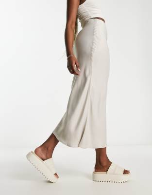 Stradivarius - Jupe longueur mollet satinée - Champagne | ASOS