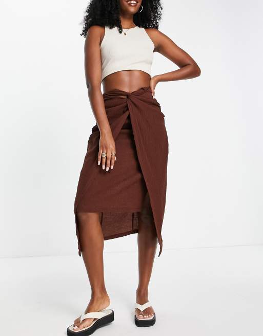 Stradivarius - Jupe mi-longue nouée sur le devant - Chocolat | ASOS