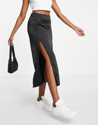 Stradivarius - Jupe mi-longue satinée à détail fendu - Noir | ASOS