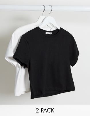 Stradivarius - Lot de t-shirts crop top - Noir et blanc | ASOS