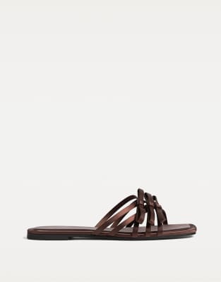 Stradivarius - Platte slipper sandalen in bruin | ASOS