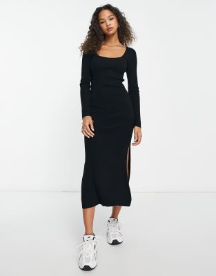 Stradivarius - Robe mi-longue en maille à encolure carrée - Noir | ASOS