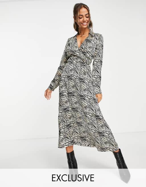 Stradivarius - Robe portefeuille mi-longue à imprimé zébré | ASOS