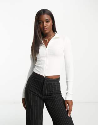 Stradivarius - Slim-fit top met ritssluiting in ecru | ASOS