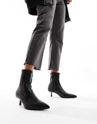Stradivarius – Stiefeletten in Schwarz mit Kitten-Heel-Absatz | ASOS