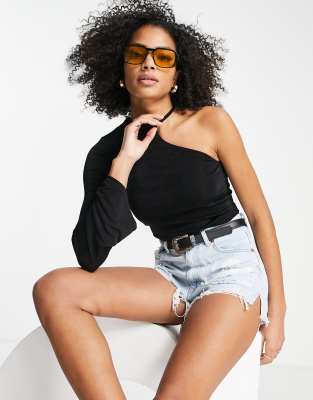 Stradivarius - Top asymétrique près du corps - Noir | ASOS