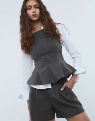 Stradivarius - Top bandeau rayé à basque - Gris chiné | ASOS