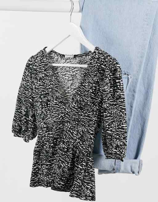 Stradivarius - Top col V à volants et imprimé animal - Noir | ASOS