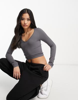 Stradivarius - Top côtelé à col V - Anthracite | ASOS
