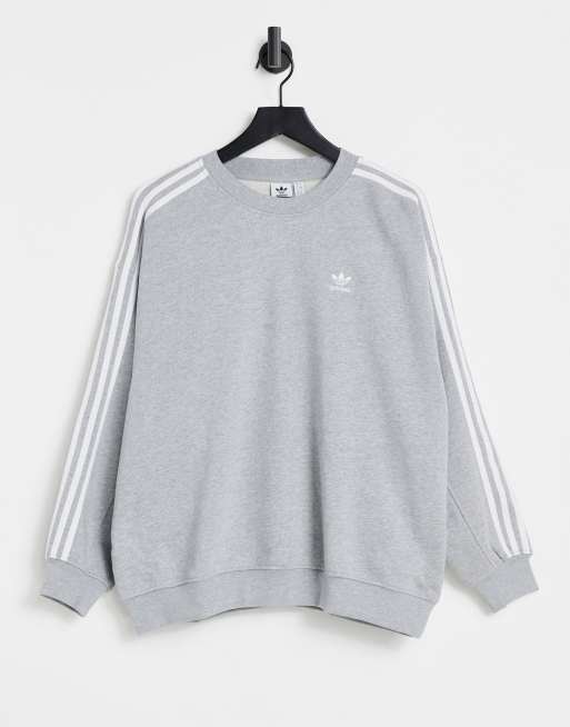 Sudadera gris extragrande con diseño de tres rayas adicolor de adidas ...