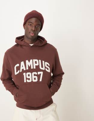 Sudadera marrón con capucha y estampado universitario efecto craquelado ...