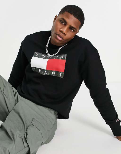 Sudadera Negra Con Cuello Redondo Y Logo De Bandera De Camuflaje De