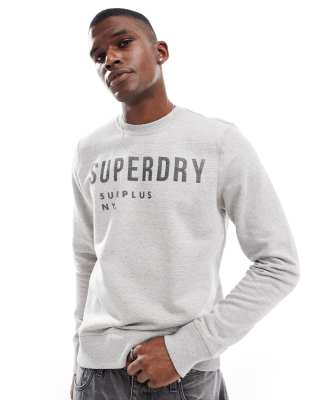 Superdry - Surplus - Sweat ras de cou à imprimé graphique - Gris délavé ...