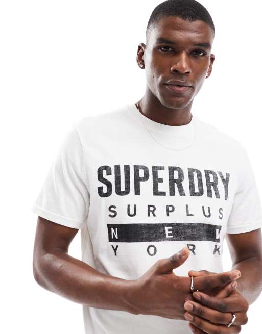 Superdry – Surplus – T-Shirt in Wollweiß mit Grafik | ASOS