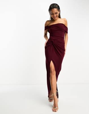 TFNC - Robe longue plissée à encolure Bardot - Bordeaux | ASOS