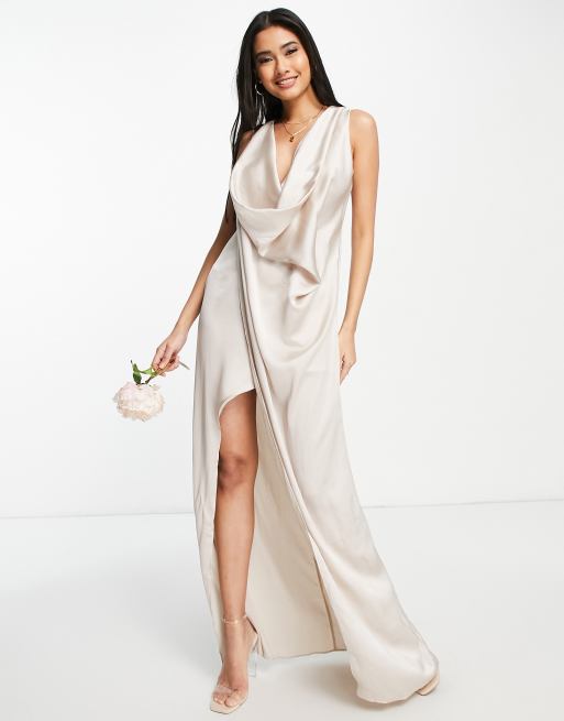 TFNC - Robe portefeuille longue en satin pour demoiselle d'honneur - Vison | ASOS