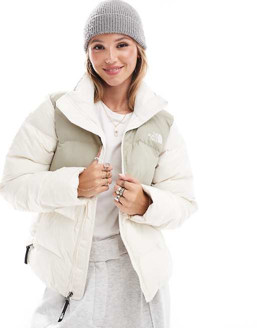 The North Face – Saikuru – Krótka kurtka ocieplana w kolorze złamanej ... The North Face – Saikuru – Krótka kurtka ocieplana w kolorze złamanej ...