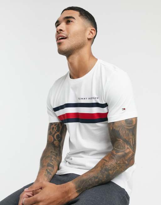 Tommy Hilfiger Global T Shirt mit Streifen auf der Brust in WeiB