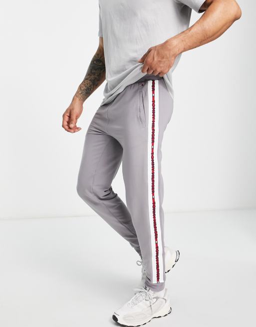 Tommy Hilfiger Jogginghose in verwaschenem Grau mit Flaggen Logo exklusiv bei ASOS ASOS