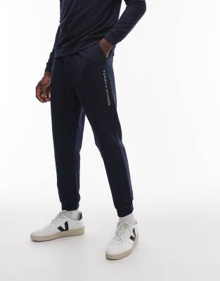Tommy Hilfiger – Marinblå mjukisbyxor med liten logga | ASOS