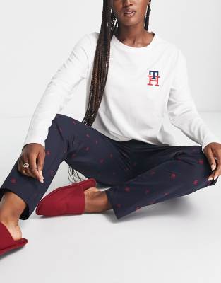 Tommy Hilfiger Original long sleeve pyjama set and slippers giftbox set ...