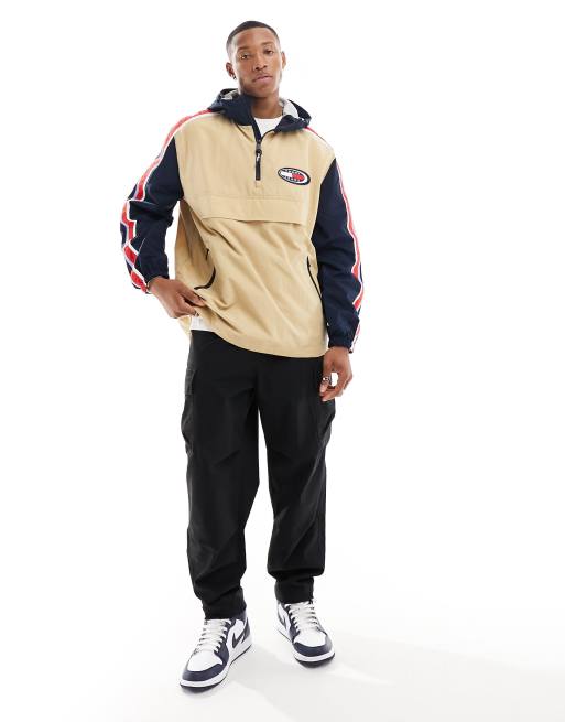 Tommy Jeans Archive Chicago Popover Jacke in Sand