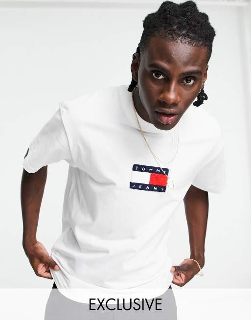 Tommy Jeans Cozy Capsule Lassiges T Shirt aus schwerem Sherpa Fleece in WeiB mit Flaggen Logo exklusiv bei ASOS
