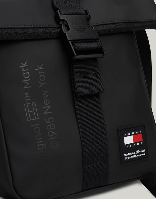 Tommy Jeans Essential Umhangetasche in Schwarz mit Umschlagverschluss ASOS