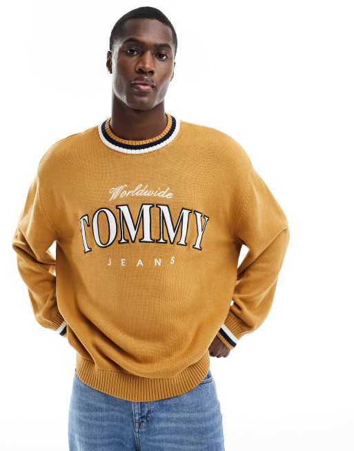 Tommy Jeans Locker geschnittener College Pullover in Kamelbraun ASOS