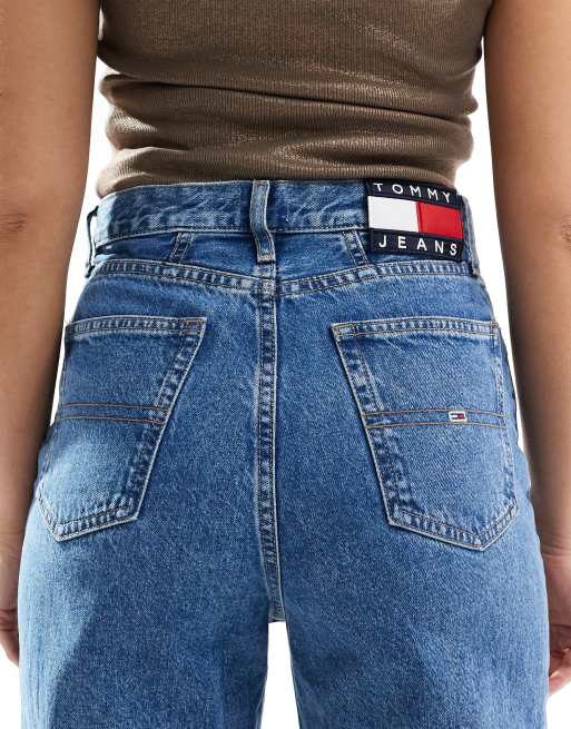 Tommy Jeans Mom Jeans in mittlerer Waschung mit extrem hohem Bund