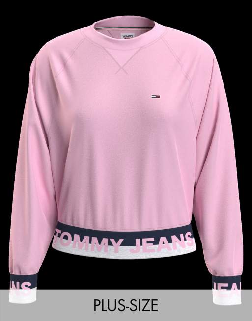 Tommy Jeans Plus Sweatshirt mit Rundhalsausschnitt und Marken Logo an den Bundchen in Rosa