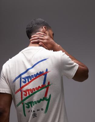 Tommy Jeans - T-shirt avec imprimé signature répété au dos - Grège ...