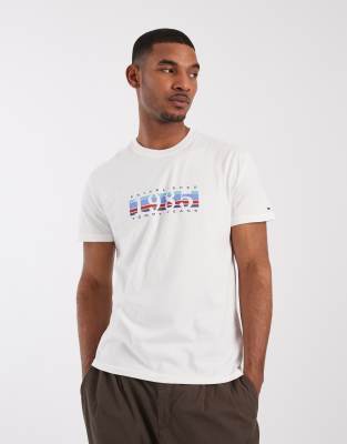 Tommy Jeans – T-Shirt in Weiß mit „1985“-Grafikmotiv und Box-Logo | ASOS