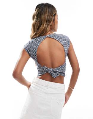 Top a cuadros vichy blancos y negros con mangas de casquillo, relleno extraíble y abertura ...