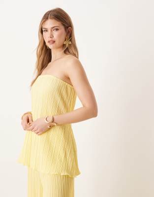 Top amarillo vainilla plisado con escote palabra de honor y bajo ...