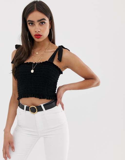 Top básico corto con diseño fruncido y tirantes anudados en negro ...