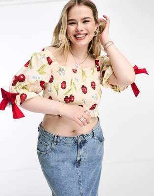 Top corto color crema fruncido con detalle de lazos y estampado de ...